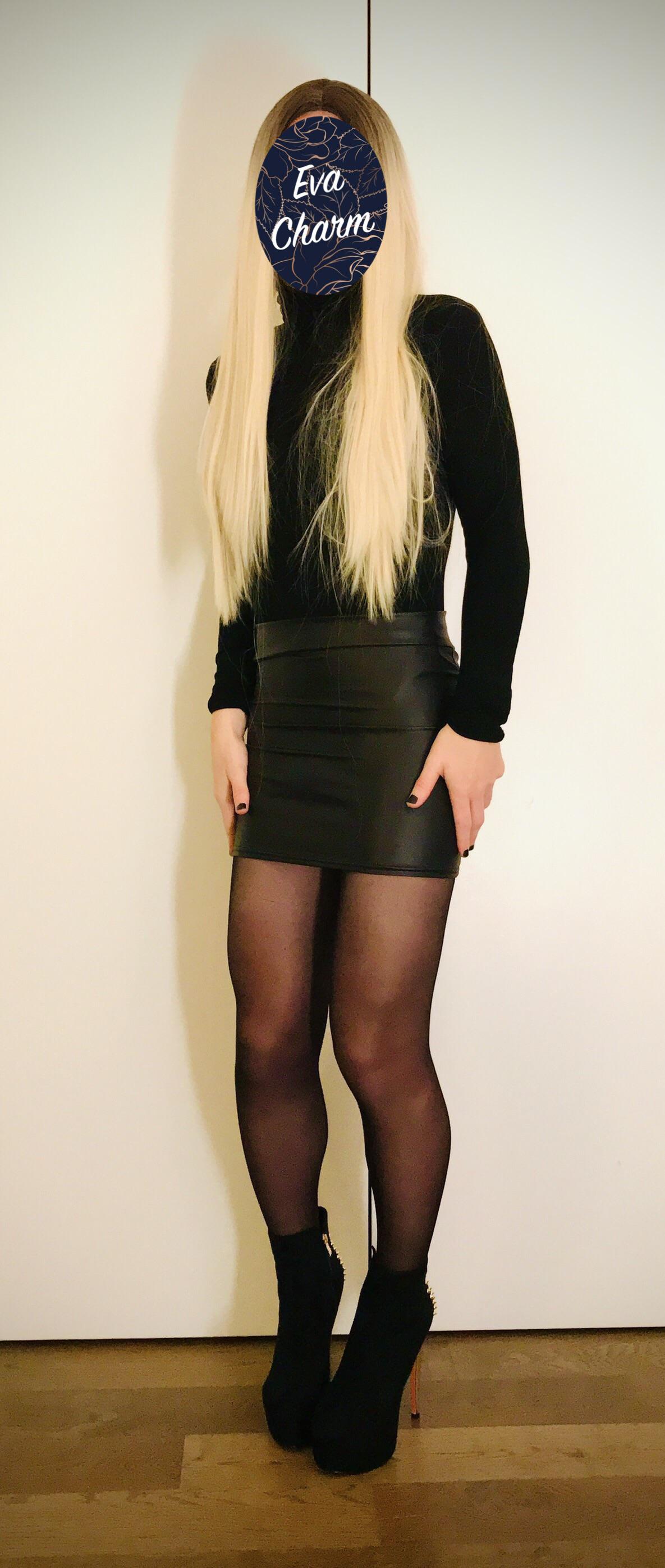 Feeling slutty with this leather skirt 😋 | Scrolller