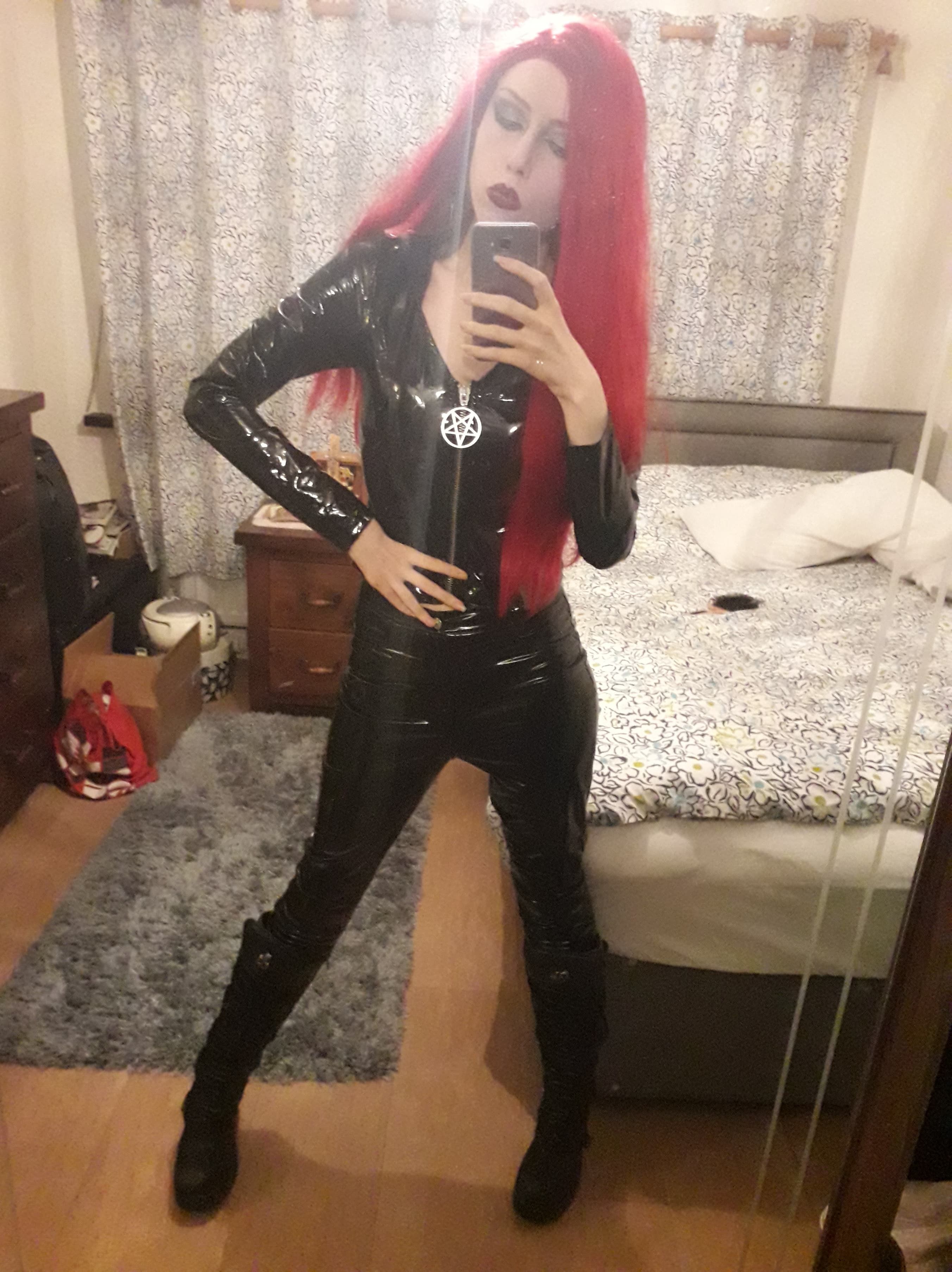 worship me my pay pigs give in to your queen | Scrolller