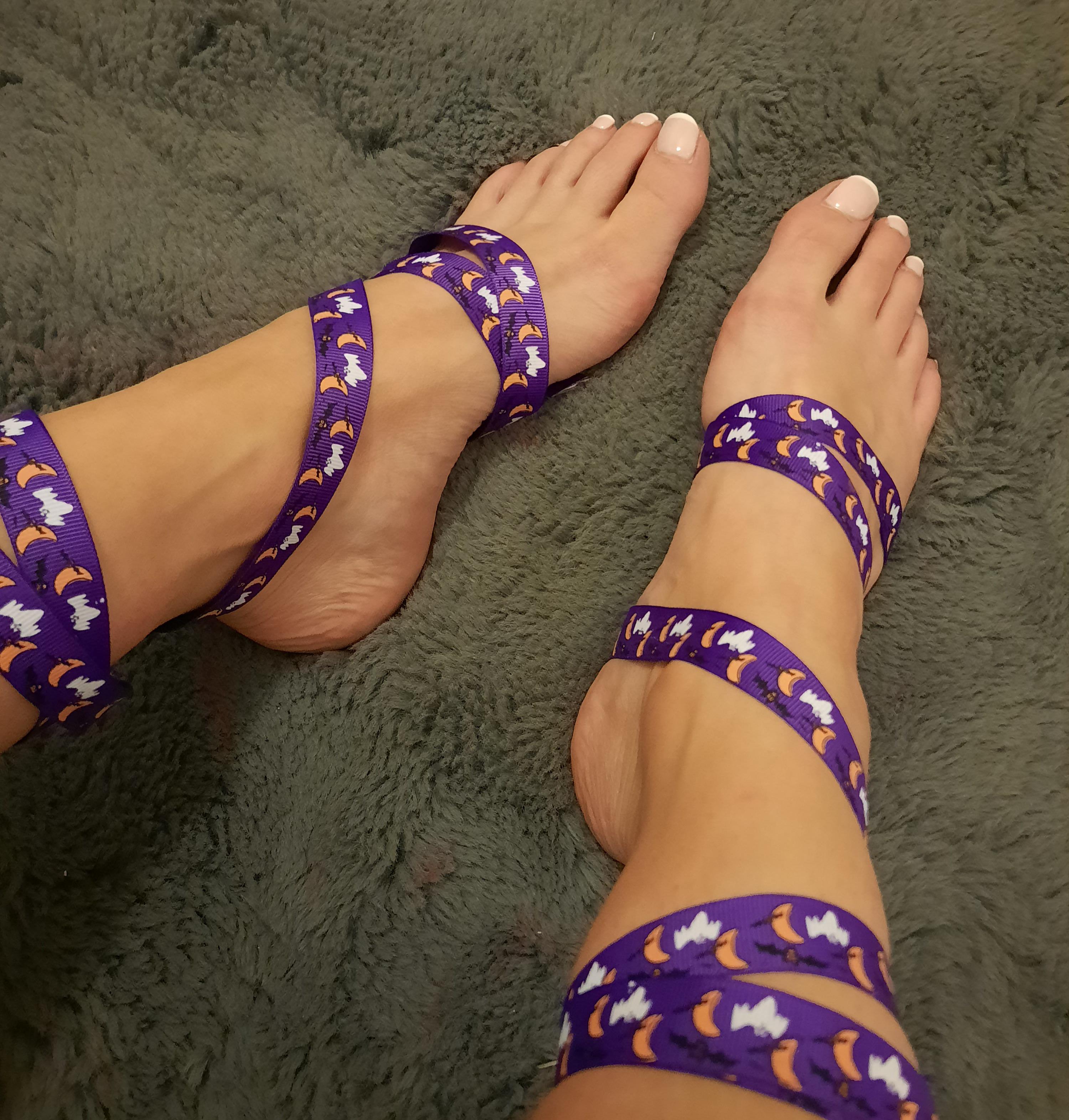 Feet need your full attention 👣🕸🎃 | Scrolller