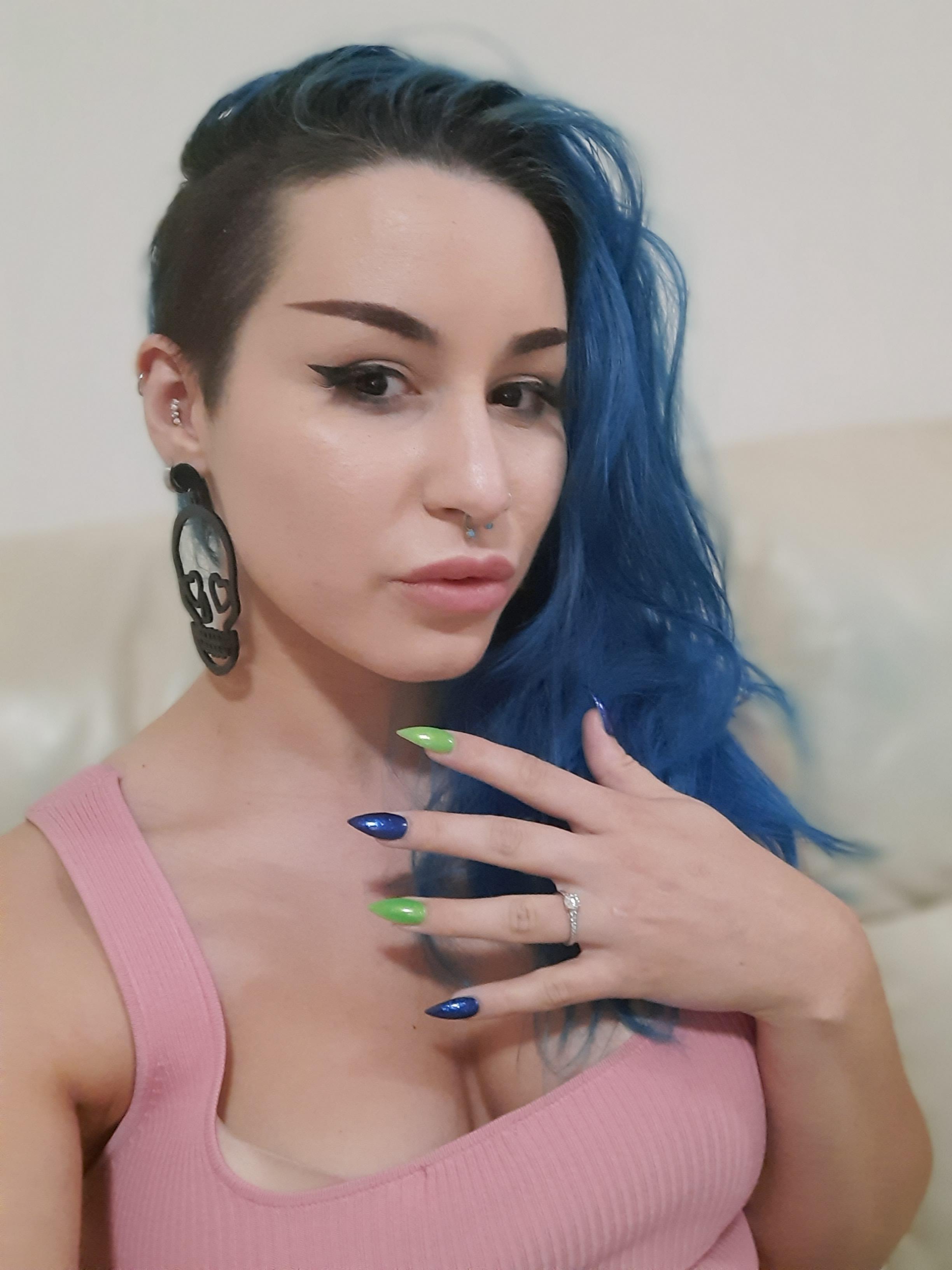 Felt cute with my fresh claws | Scrolller