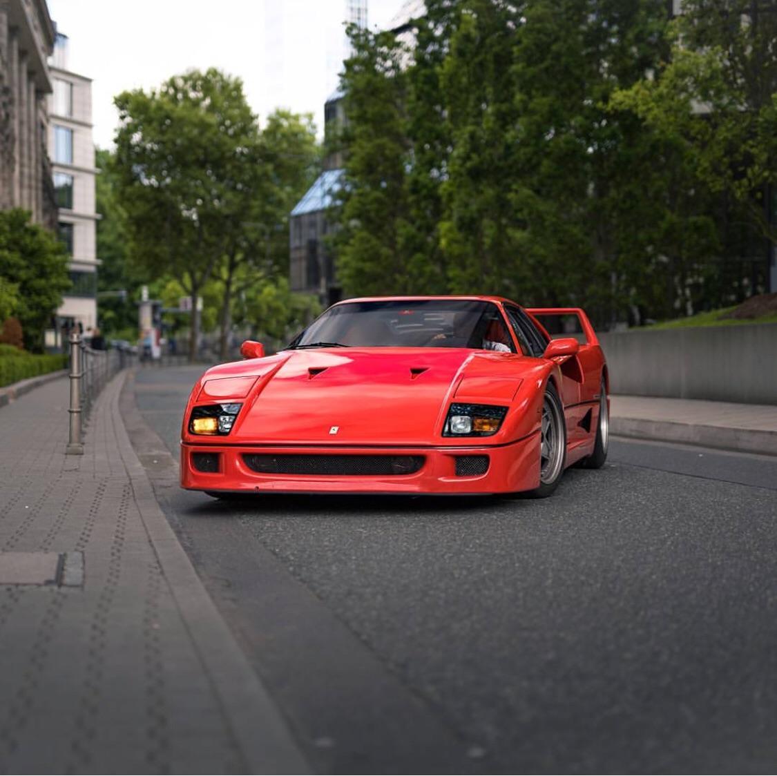 FERRARI F40 | Scrolller