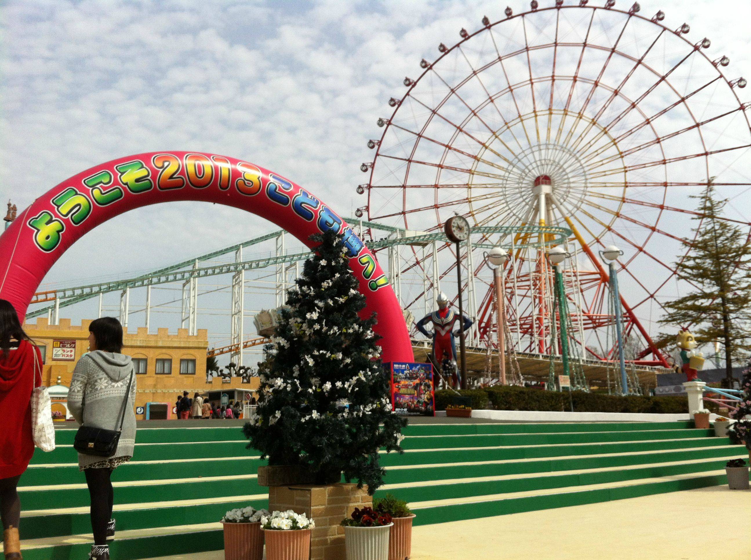 Ferris Wheel & Coaster at Mitsui greenland in Fukukoa, Japan [2591 x 1935] | Scrolller