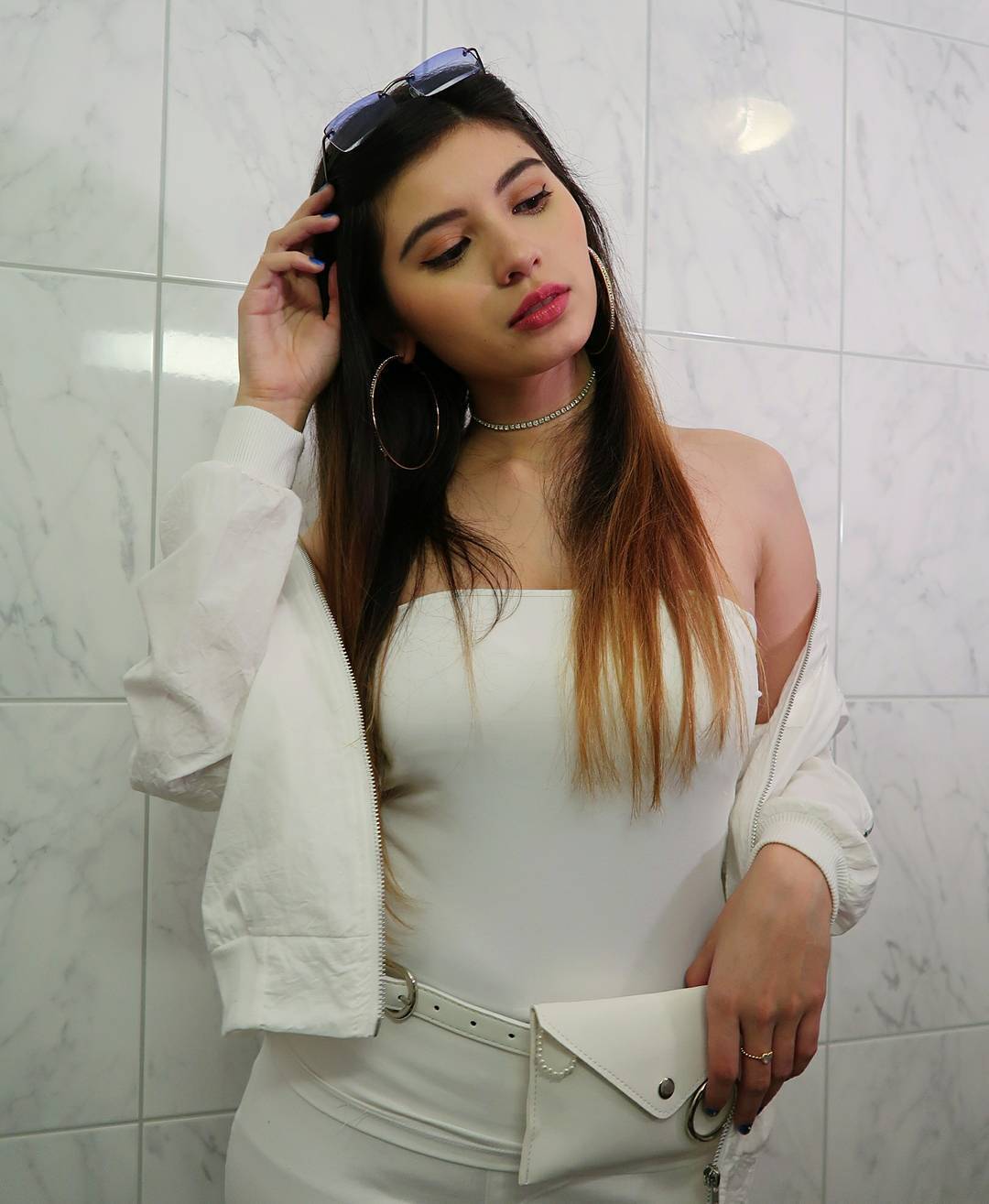 Filipina White Scrolller