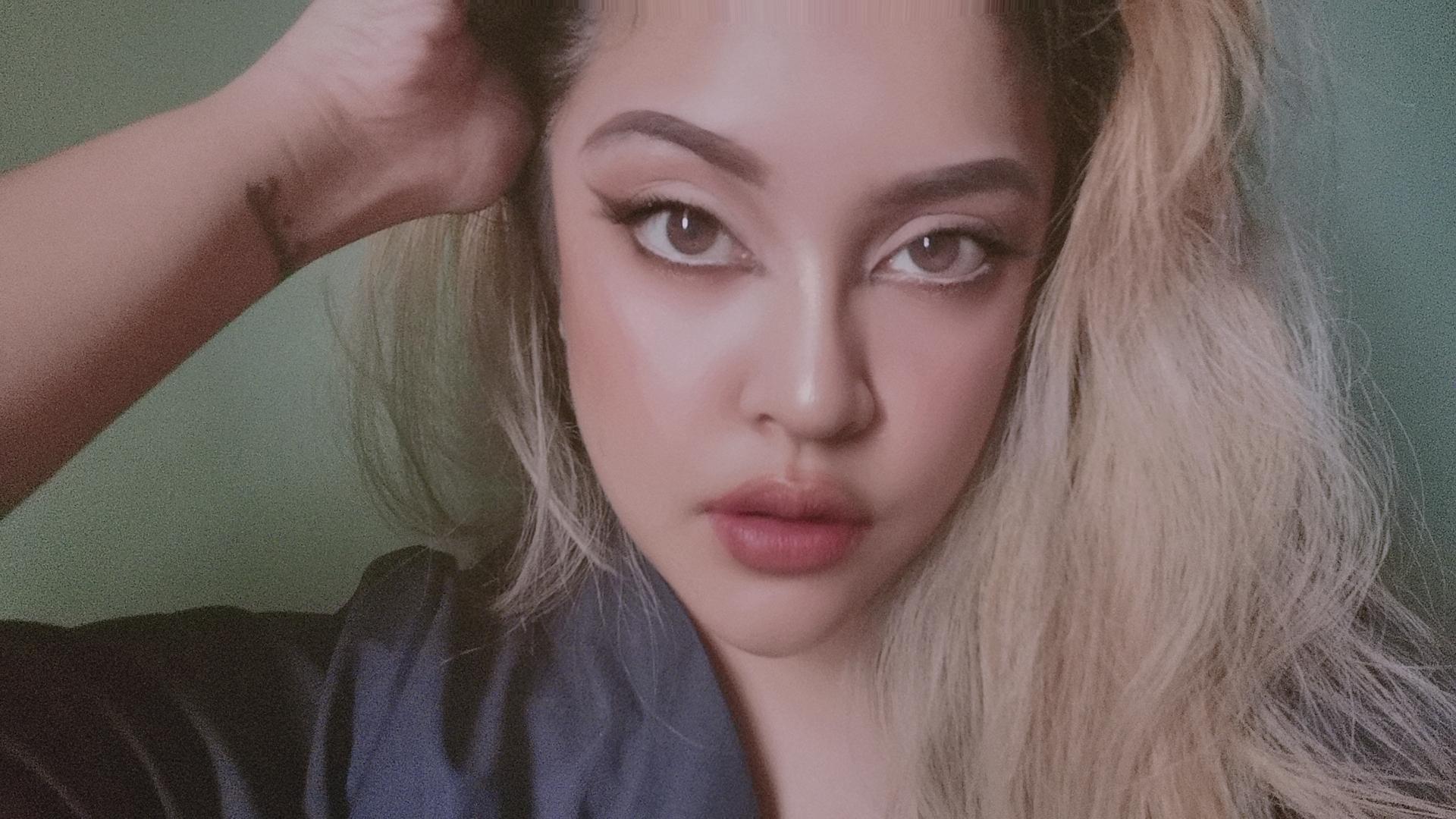 FINALLY tried the fox eye trend pls be gentle lmao 😹 | Scrolller