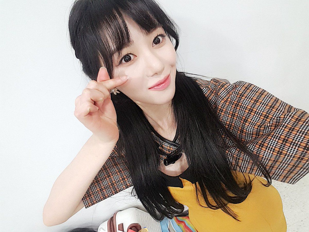 Finger heart | Scrolller