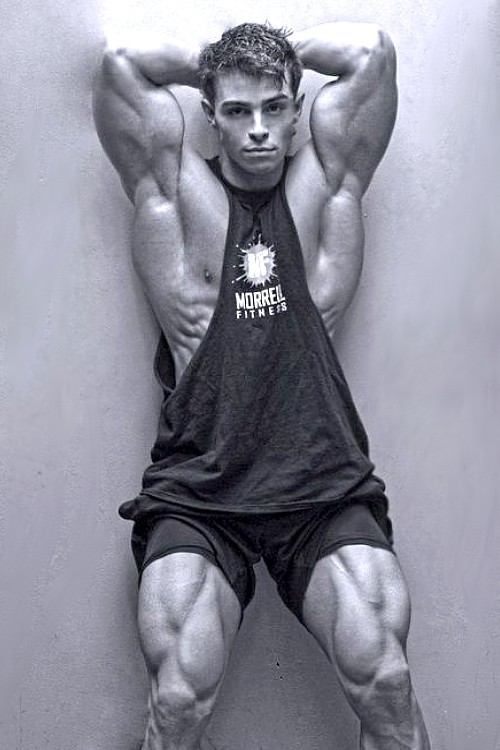 Flexing against the wall | Scrolller