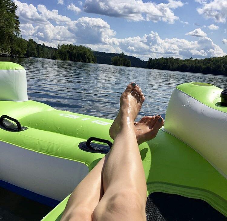 Floats & Toes! | Scrolller
