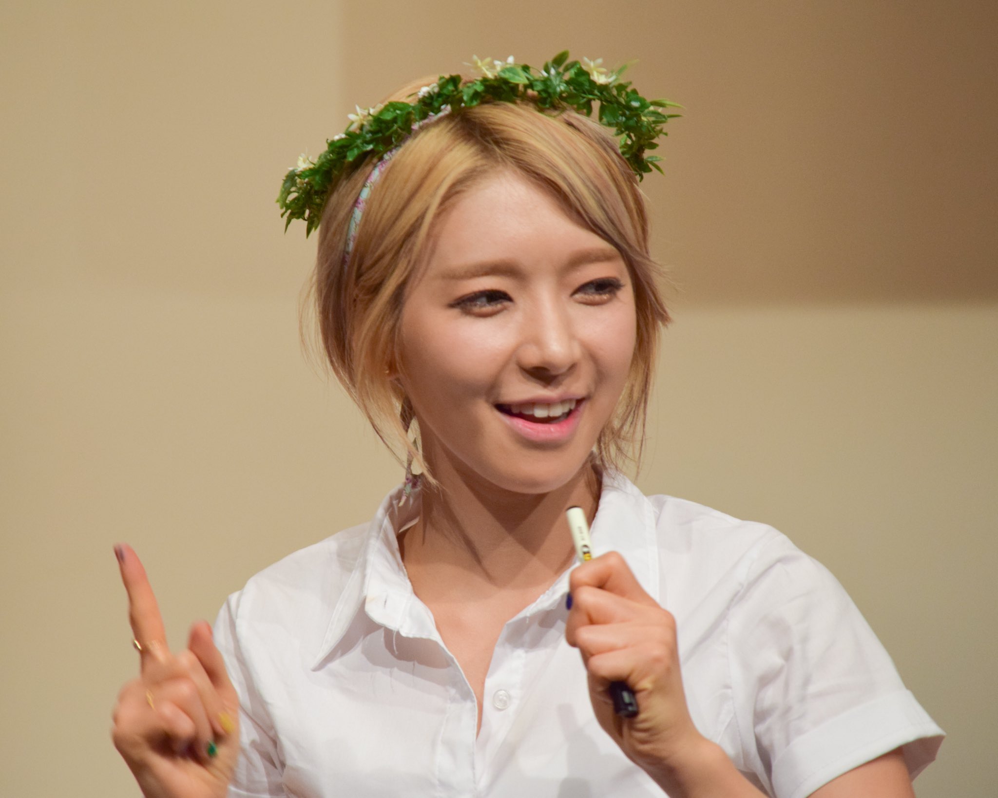 flower tiara | Scrolller