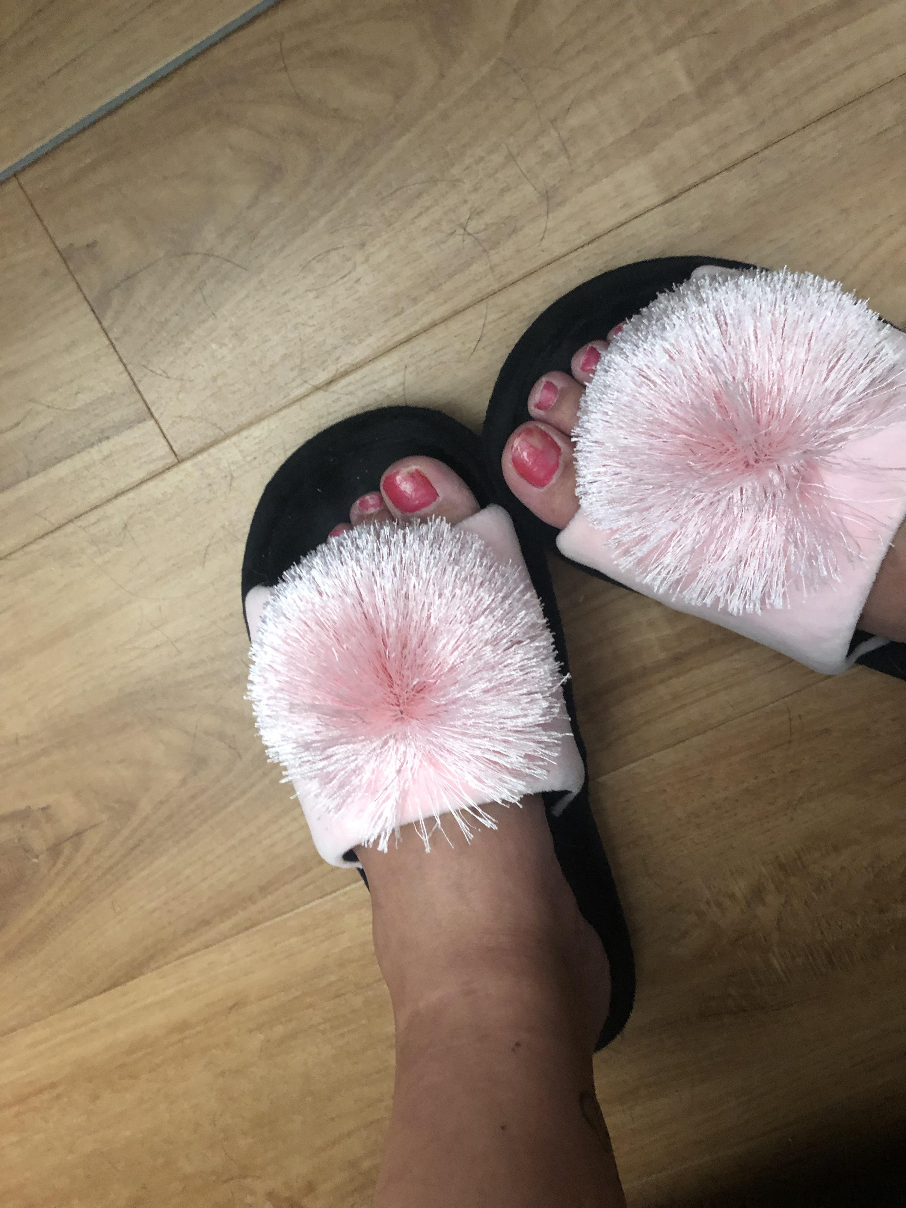 Fluffy feet’s 💖 | Scrolller