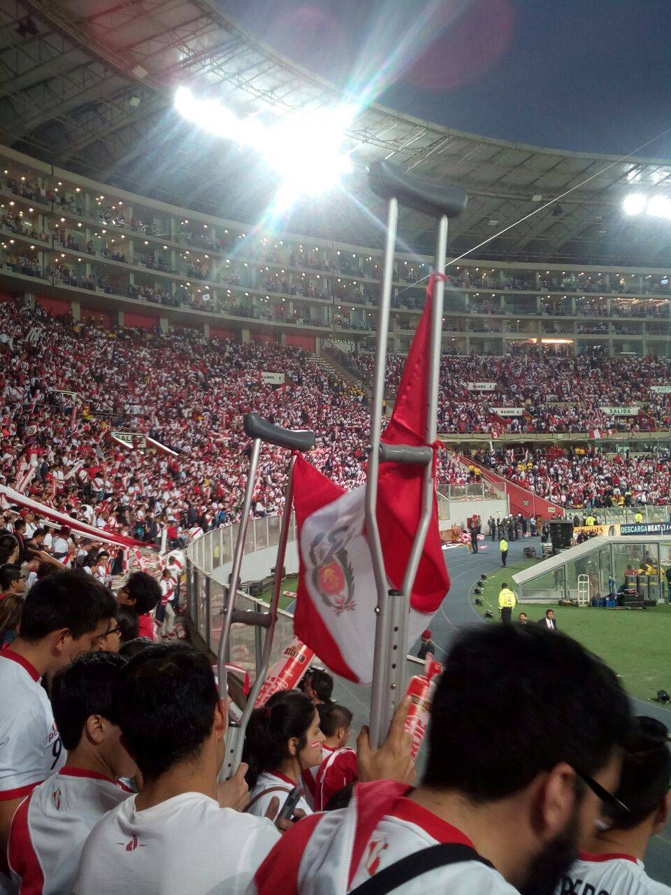 Foto de un hincha peruano y sus muletas | Scrolller