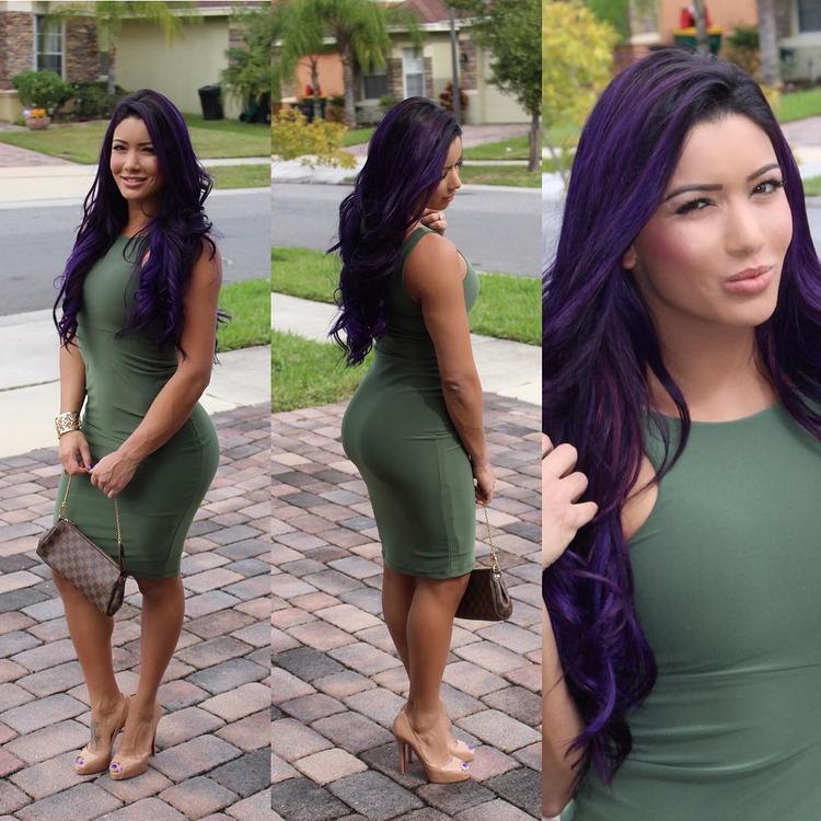 Gabi In A Tight Dress Scrolller