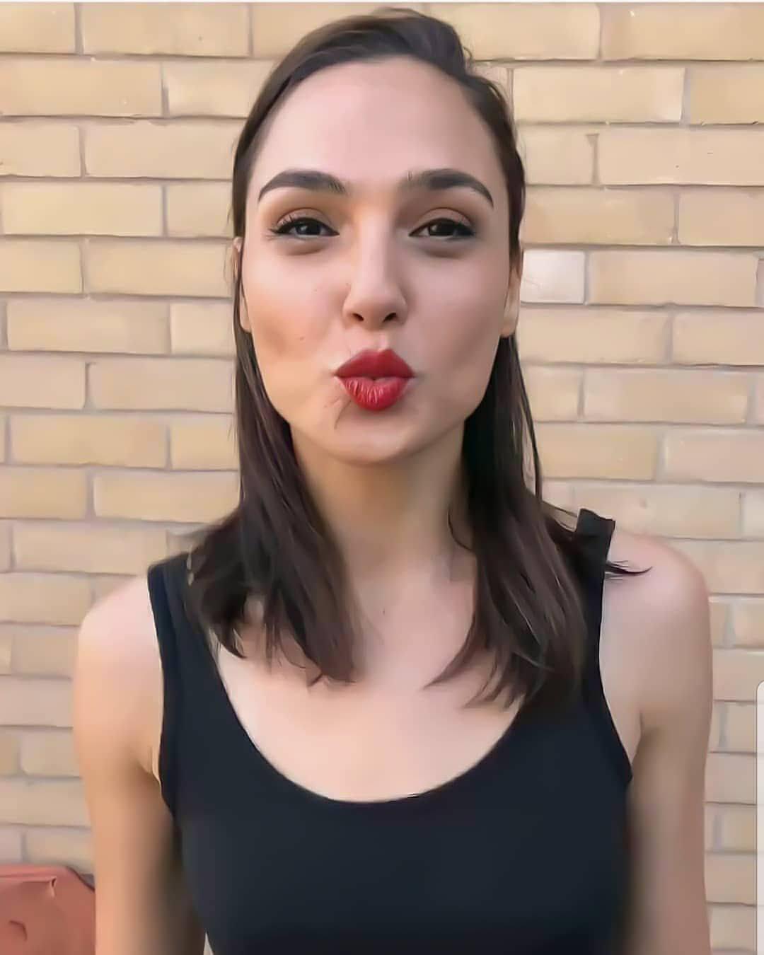 Gal Gadot Gives You A Peck And Promises To Suck Your Cock After The Awards Show Scrolller