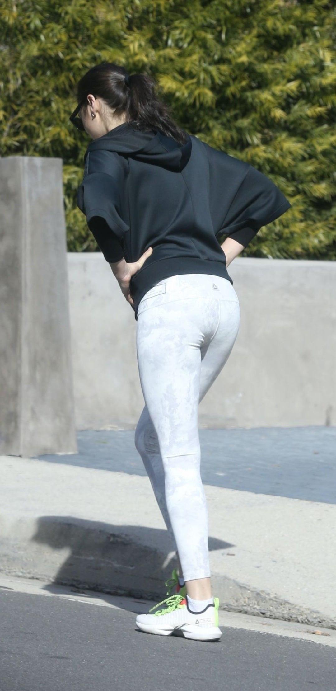 Gal Gadot’s tight little ass would get wrecked | Scrolller