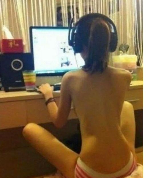 Gamer Girl Scrolller