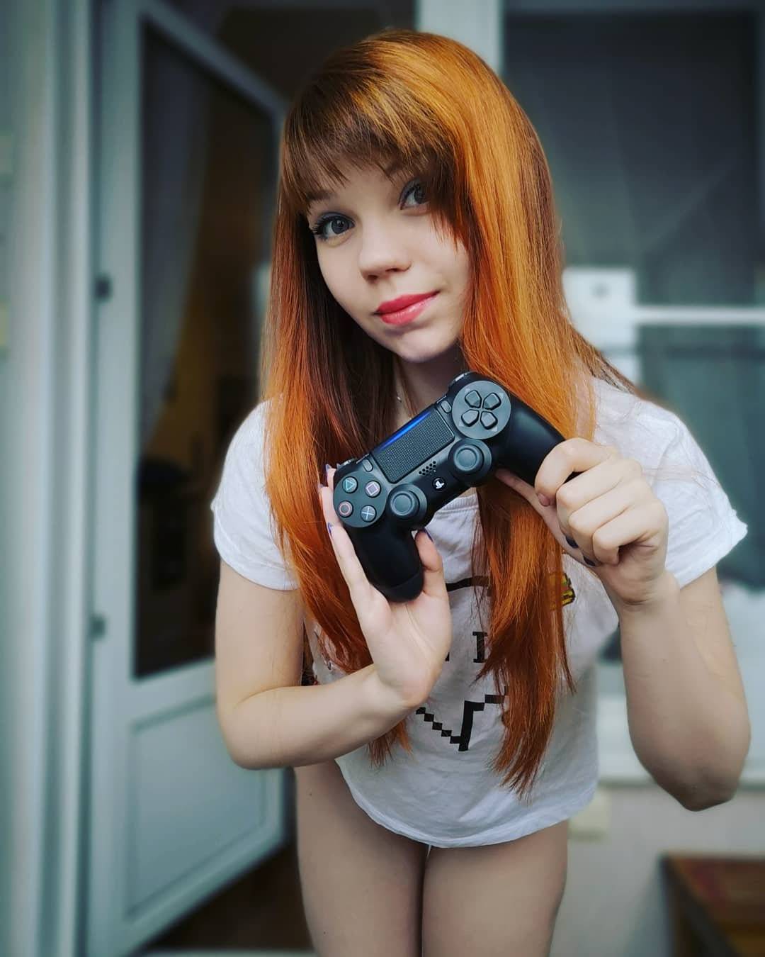 Gamer Girl | Scrolller
