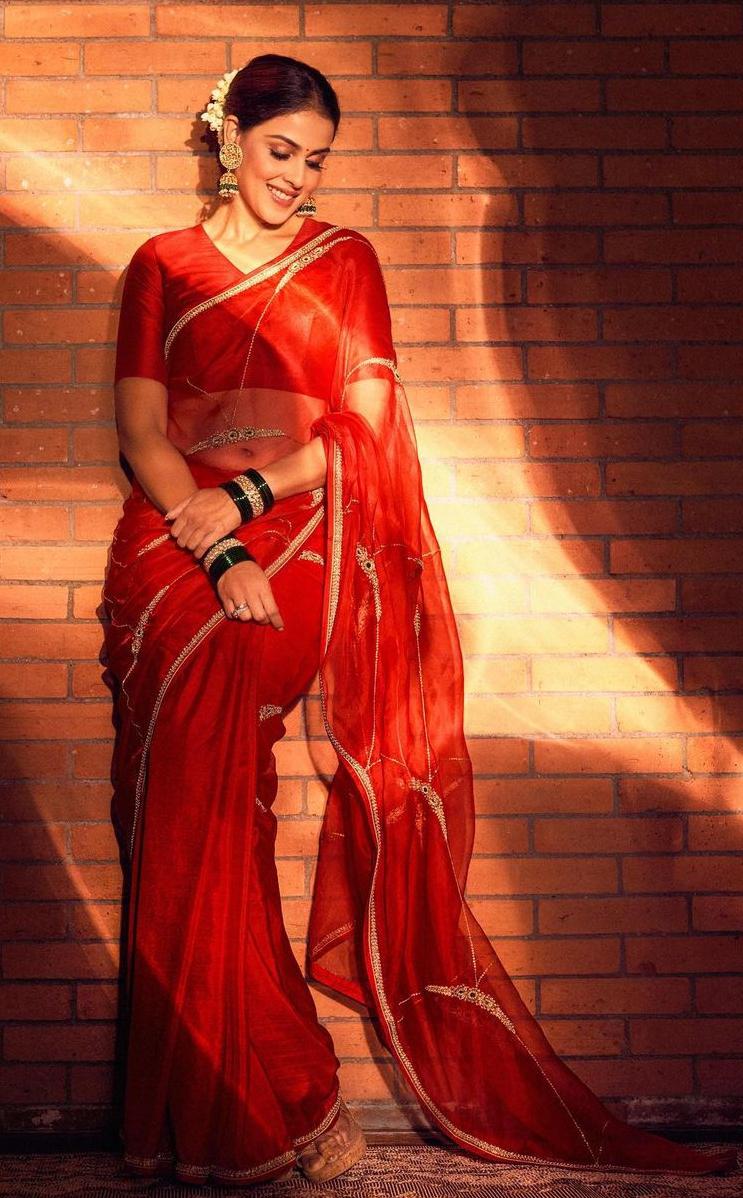 Genelia D'Souza navel in red transparent saree | Scrolller