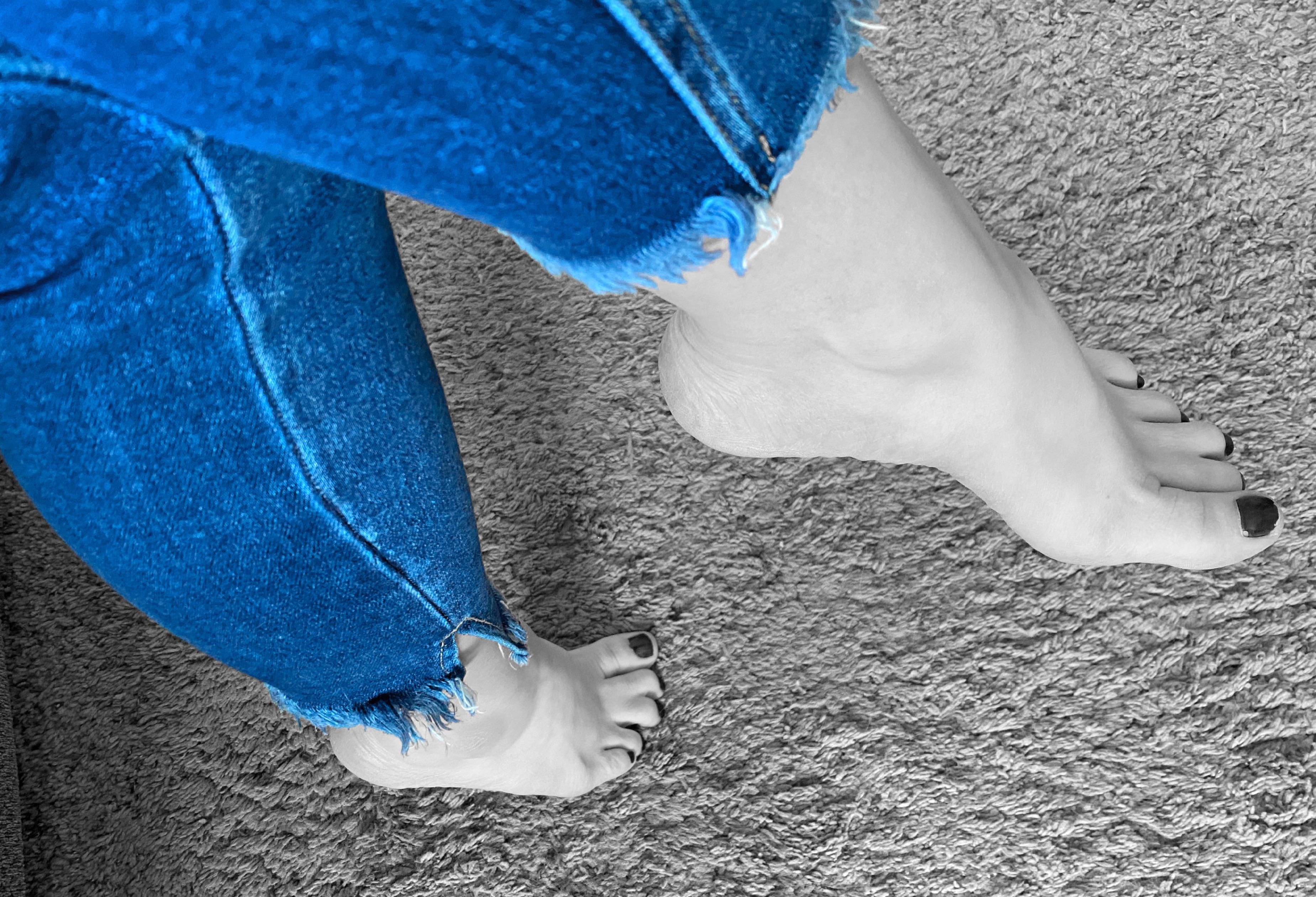 Get down and suck them😝😝😝😝😝 | Scrolller