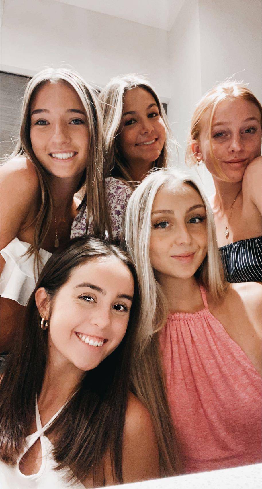 Girls night | Scrolller