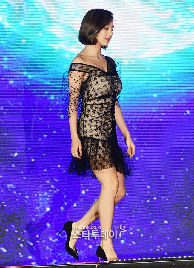 God Jihyo @SOBA 2019 Blue Carpet | Scrolller