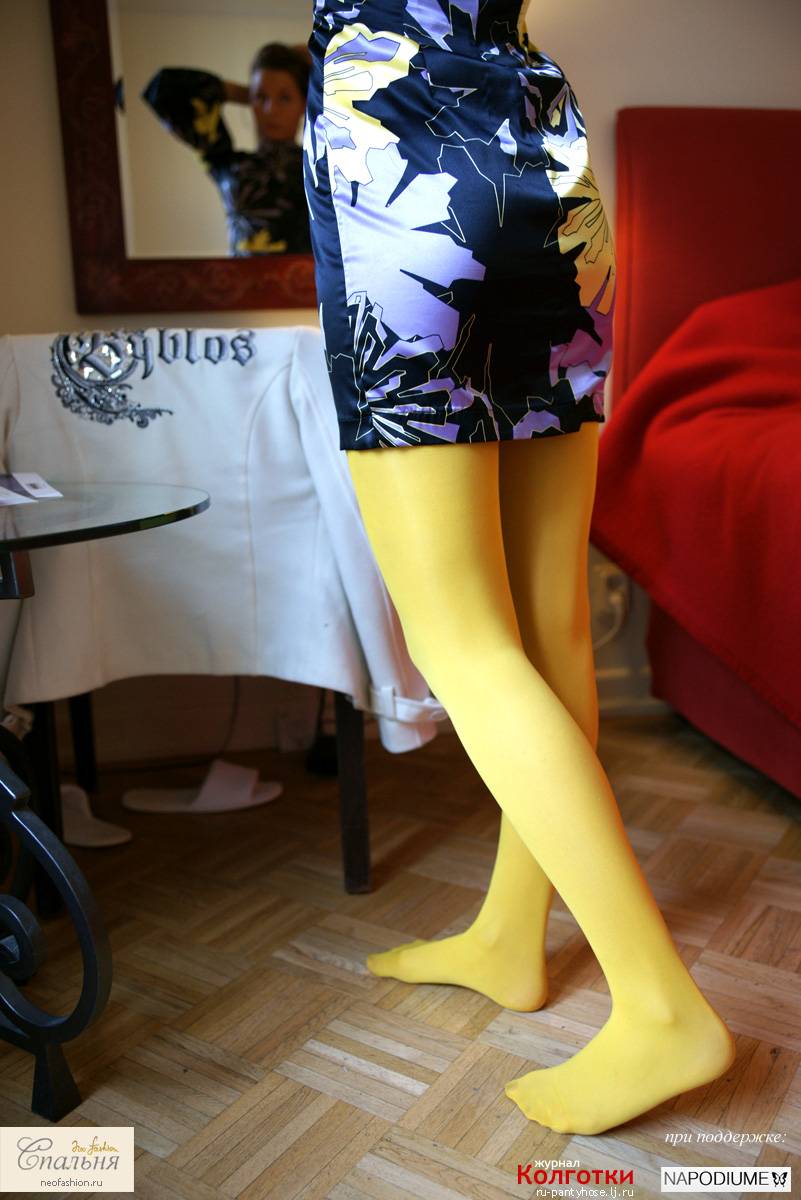 Checking out her yellow legs | Scrolller