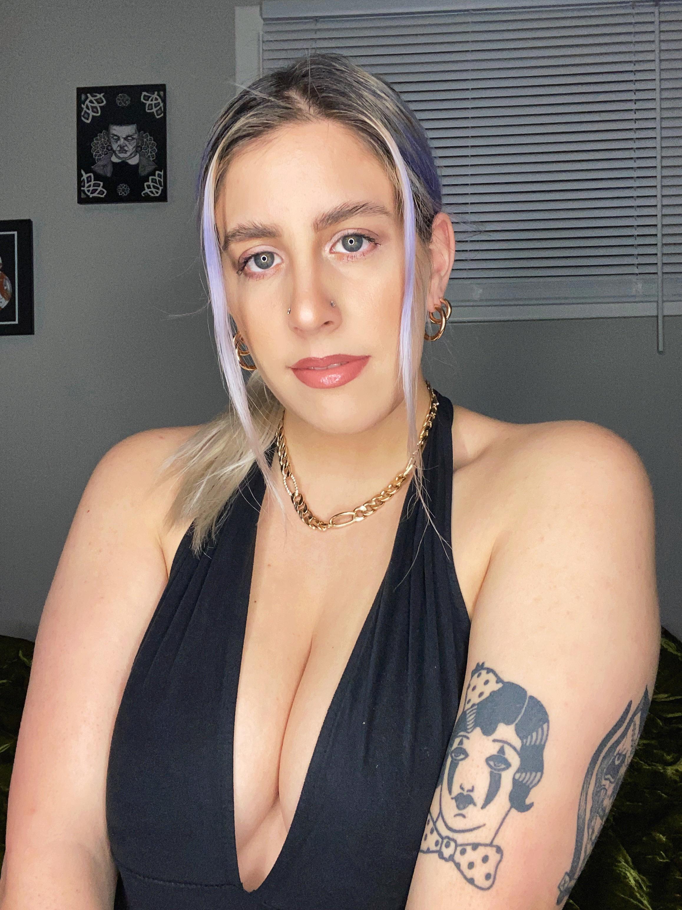 Gold jewelry is a look (over 18) | Scrolller