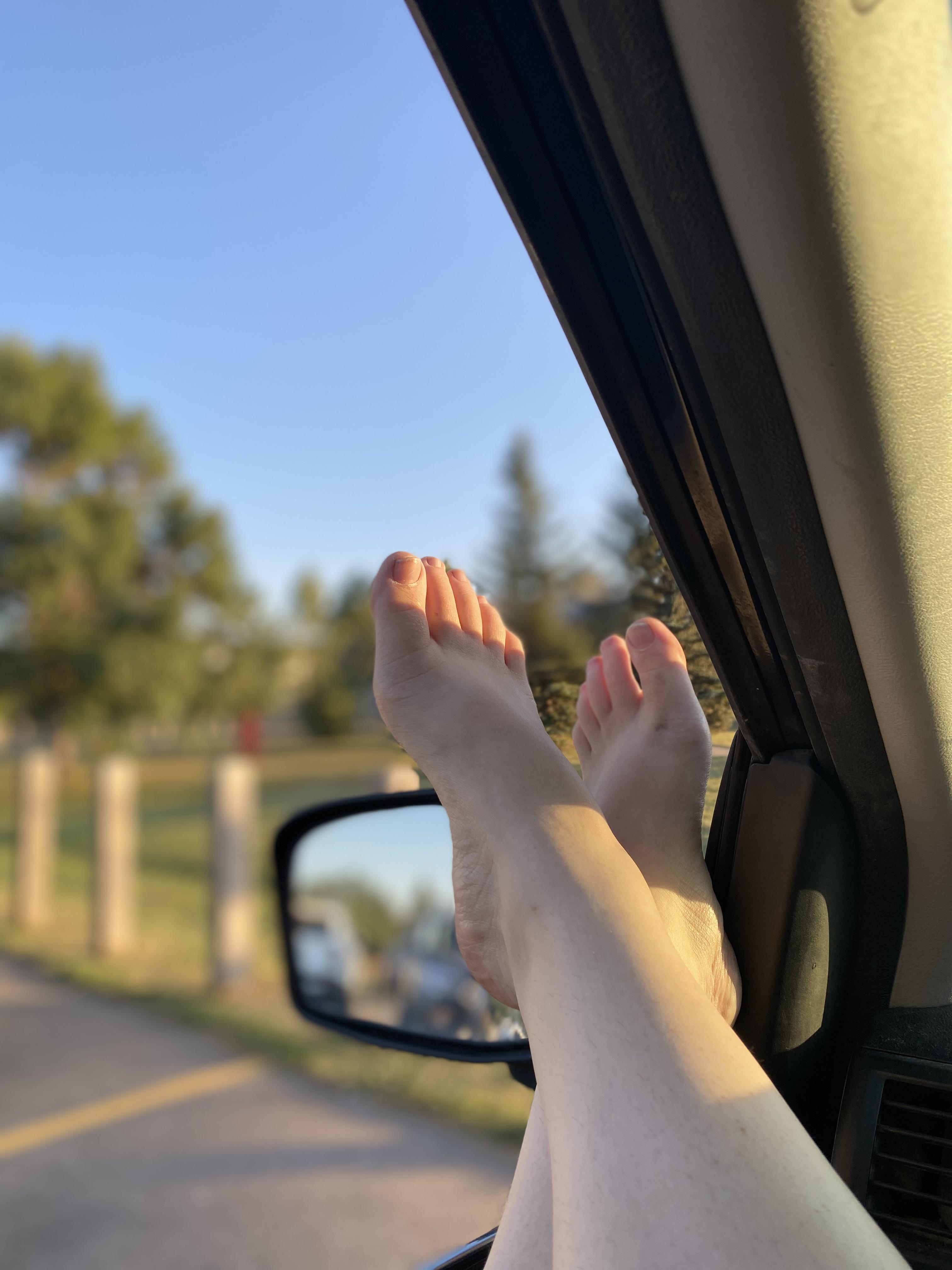 Good evening toes! | Scrolller