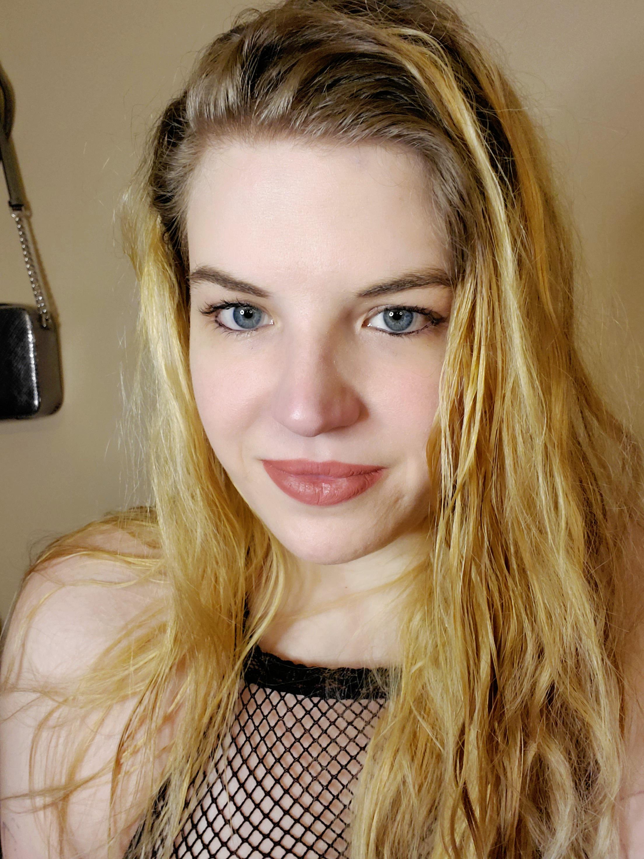 Good morning! Hair is still wet 😋 [27F] | Scrolller