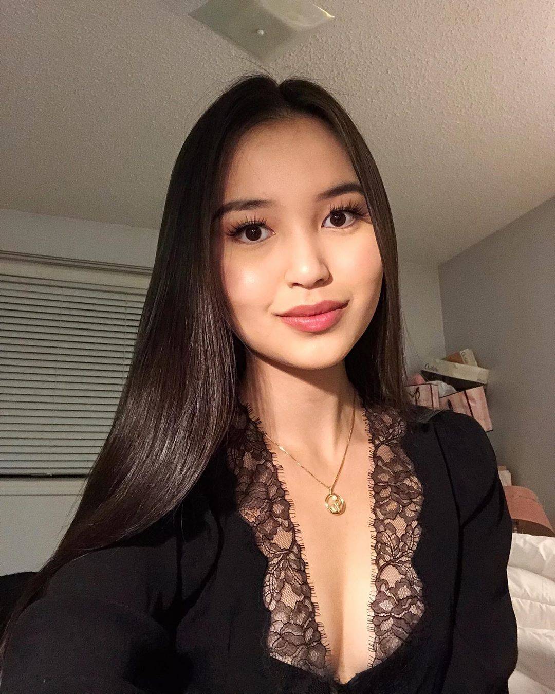 Gorgeous Asian girl | Scrolller