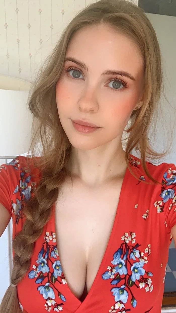 Gorgeous babe | Scrolller