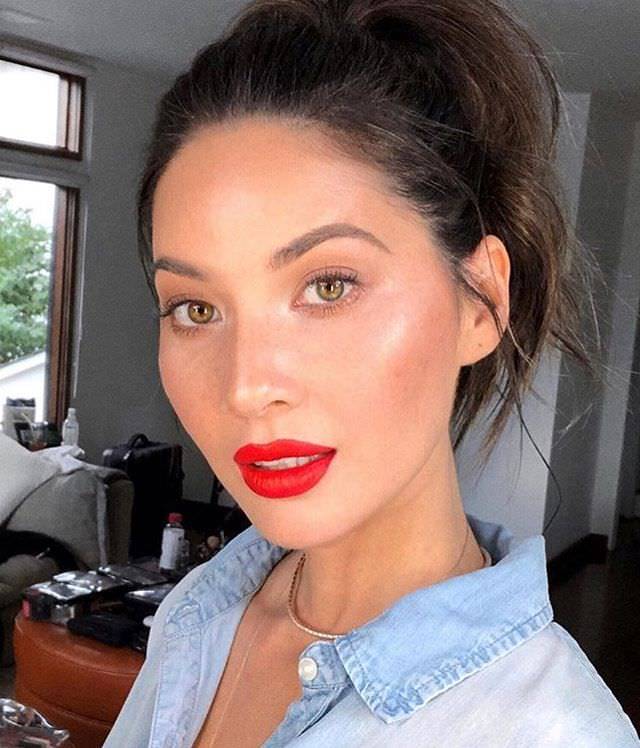 Gorgeous eyes and red lips | Scrolller