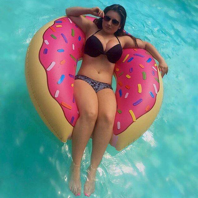 Gorgeous floating bikini babe | Scrolller