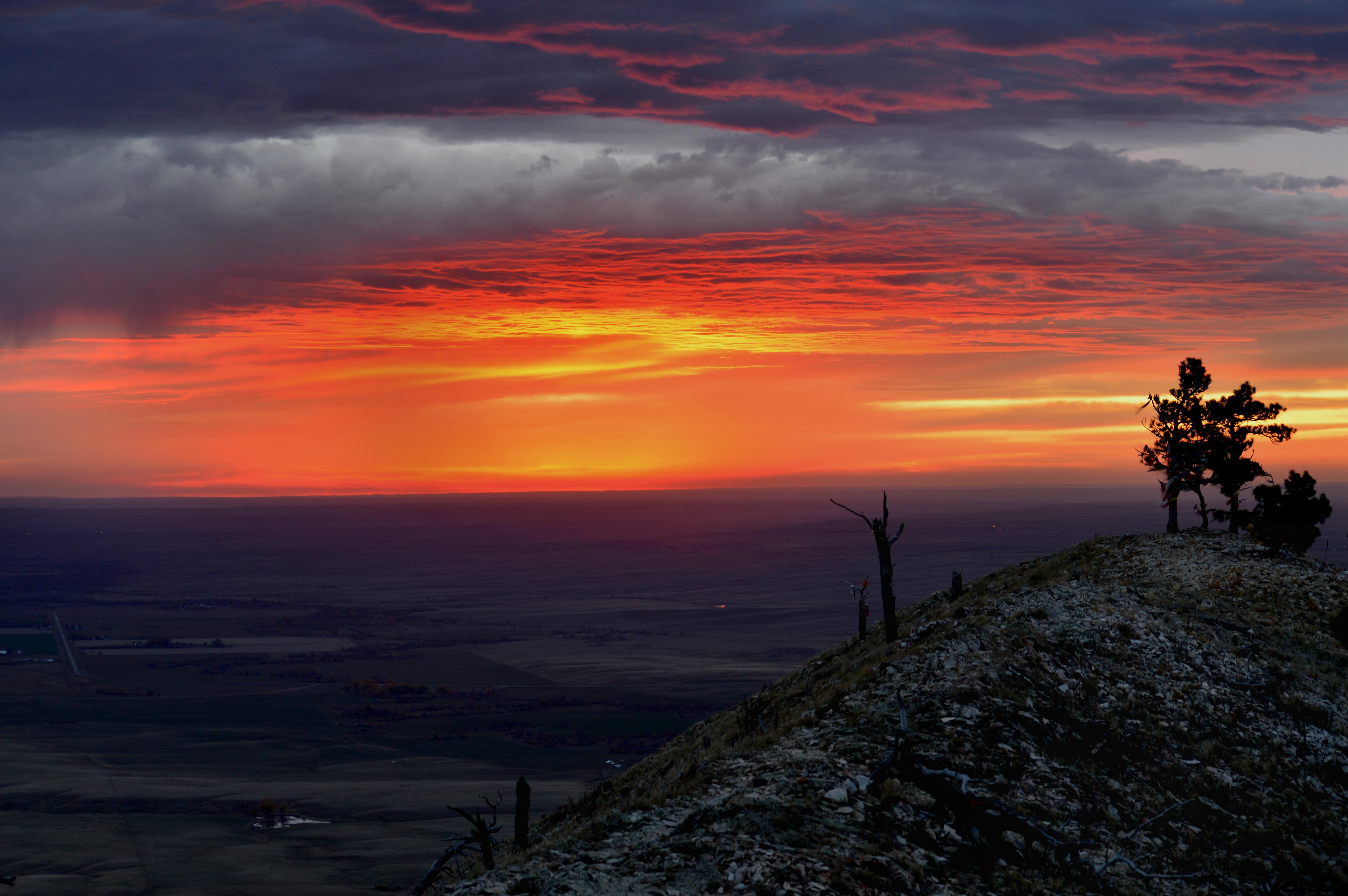Gorgeous sunrise from the summit of Bear Butte, Sturgis, South Dakota [6016x4000] [OC] | Scrolller