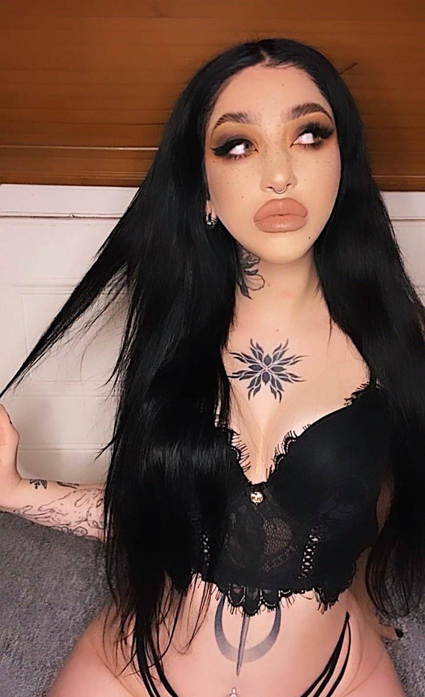 goth bimbo | Scrolller