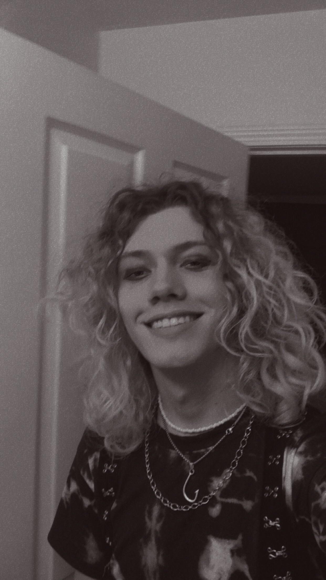 Goth but with a smile🖤 ️ | Scrolller