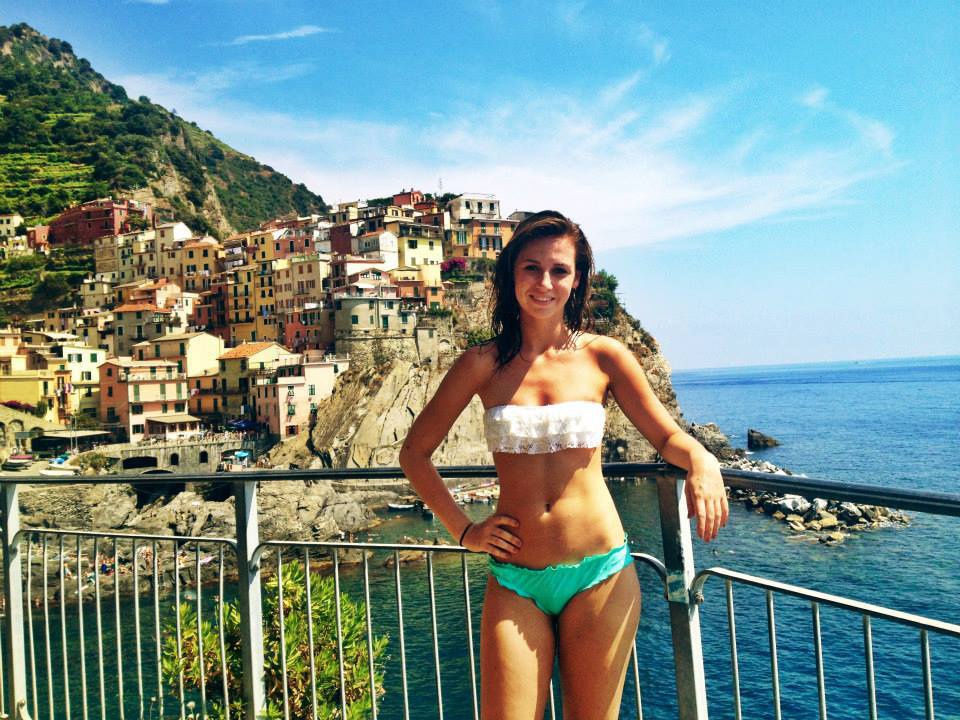 Babe on the balcony | Scrolller