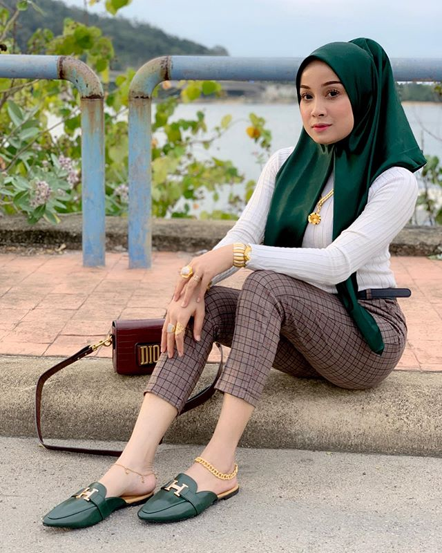 Green hijab | Scrolller
