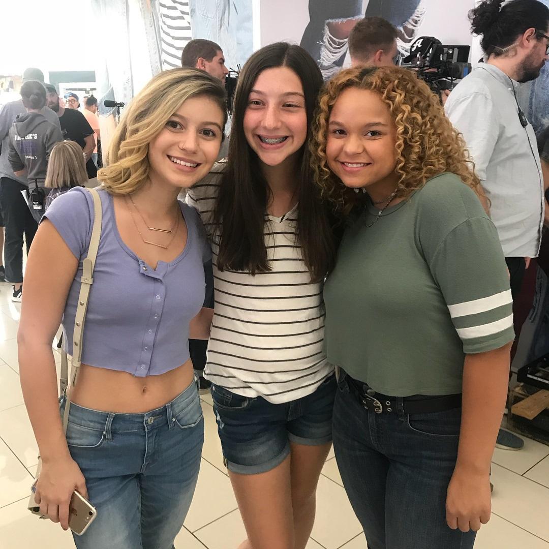 G's Belly Button | Scrolller