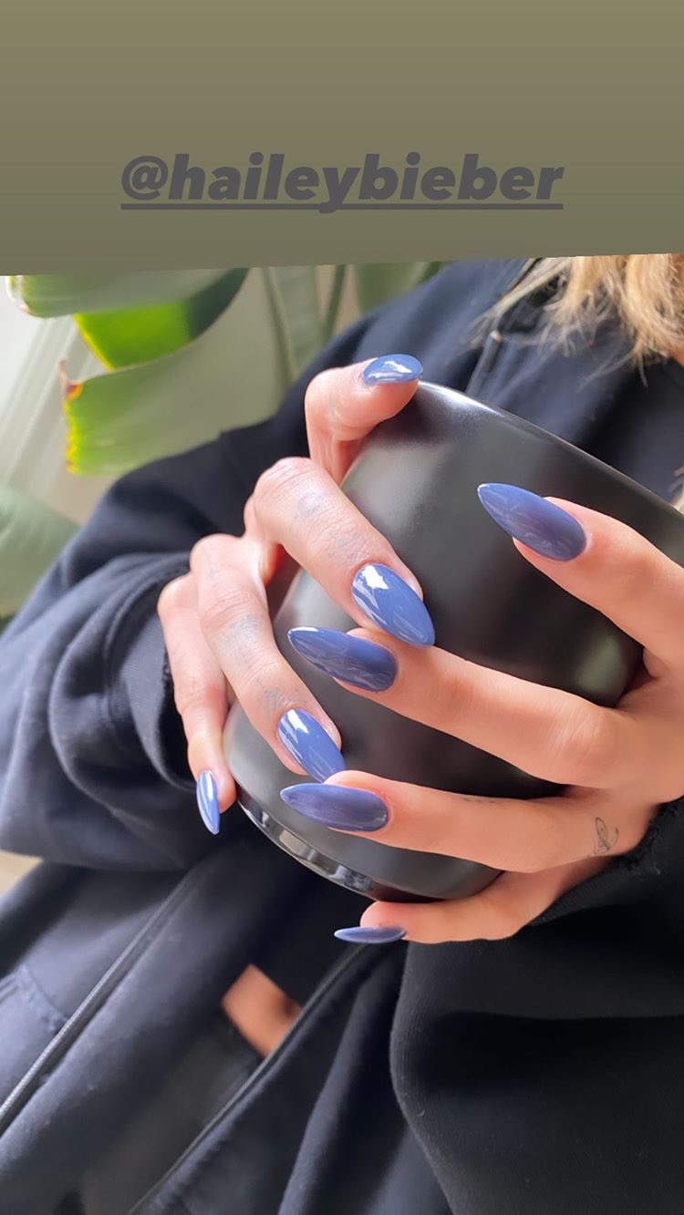 Hailey Bieber Scrolller