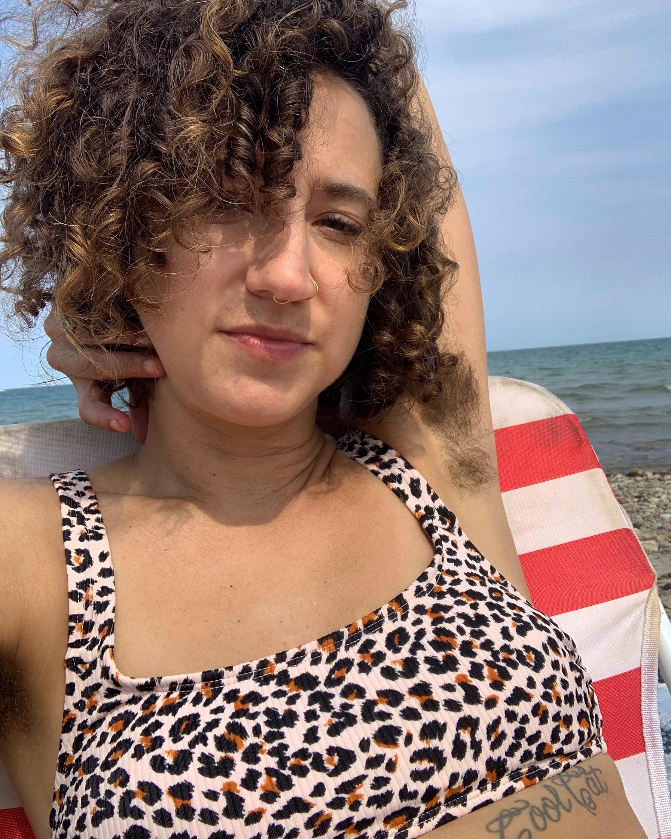 Hairy pits on the beach 🏖 | Scrolller