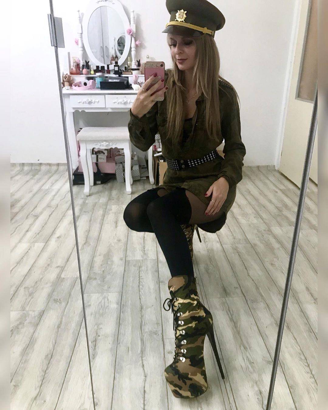 Hana Chomanicova | Scrolller