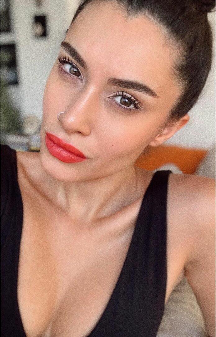 Hande Doğandemir | Scrolller