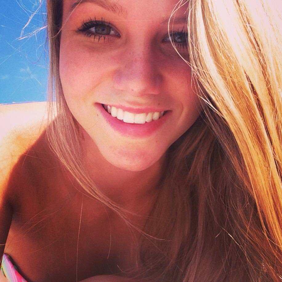 Happy beach babe | Scrolller