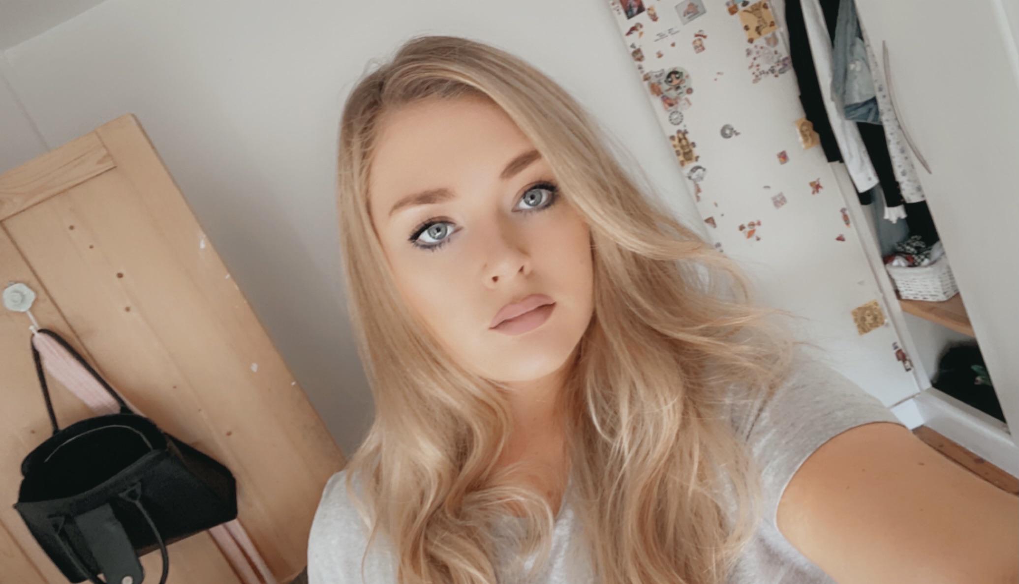 Happy December 1st! 💋 [24] | Scrolller