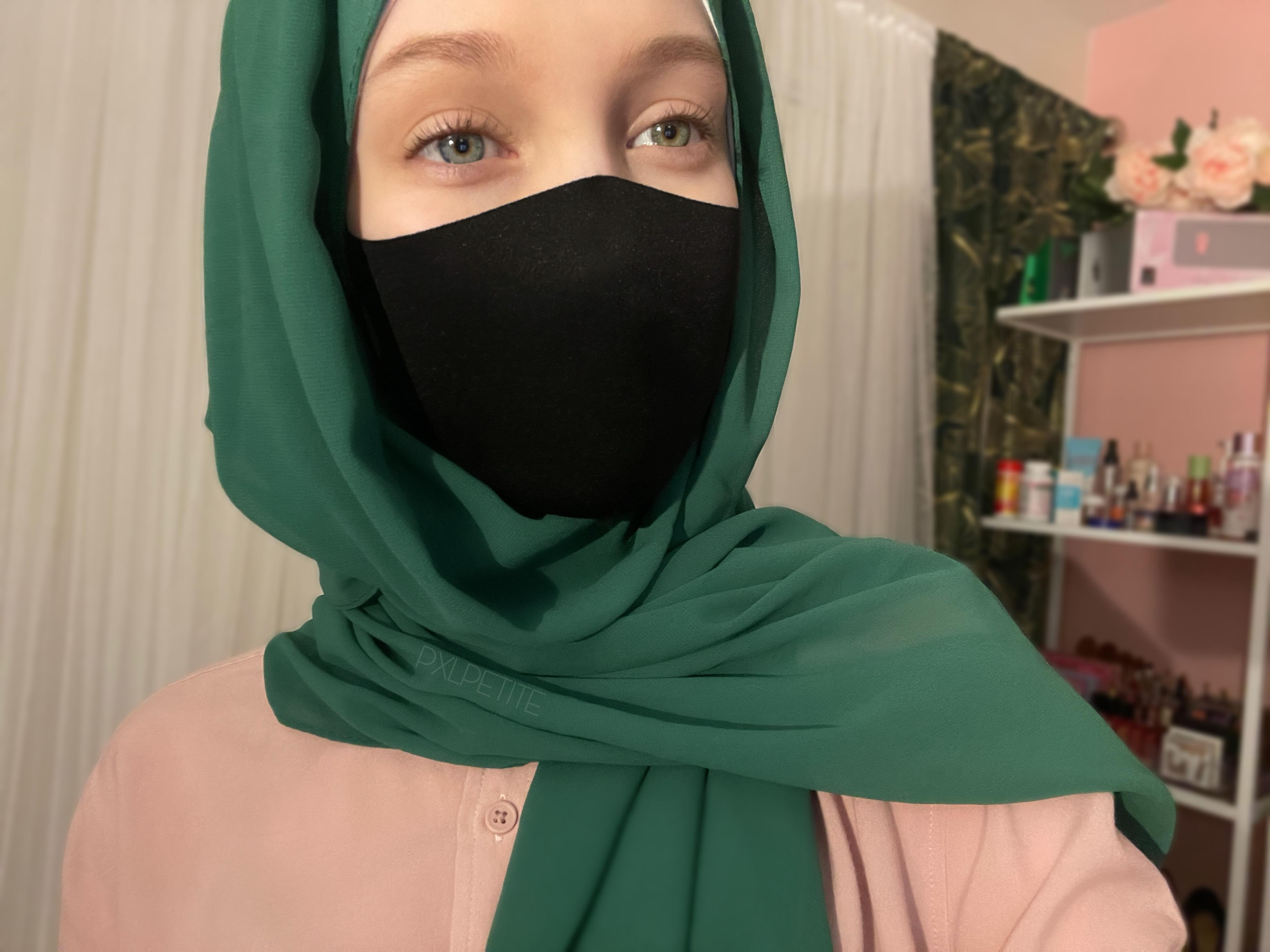 Happy Friday people 😊 I managed to find a scarf that matches my slight heterochromia ~ | Scrolller