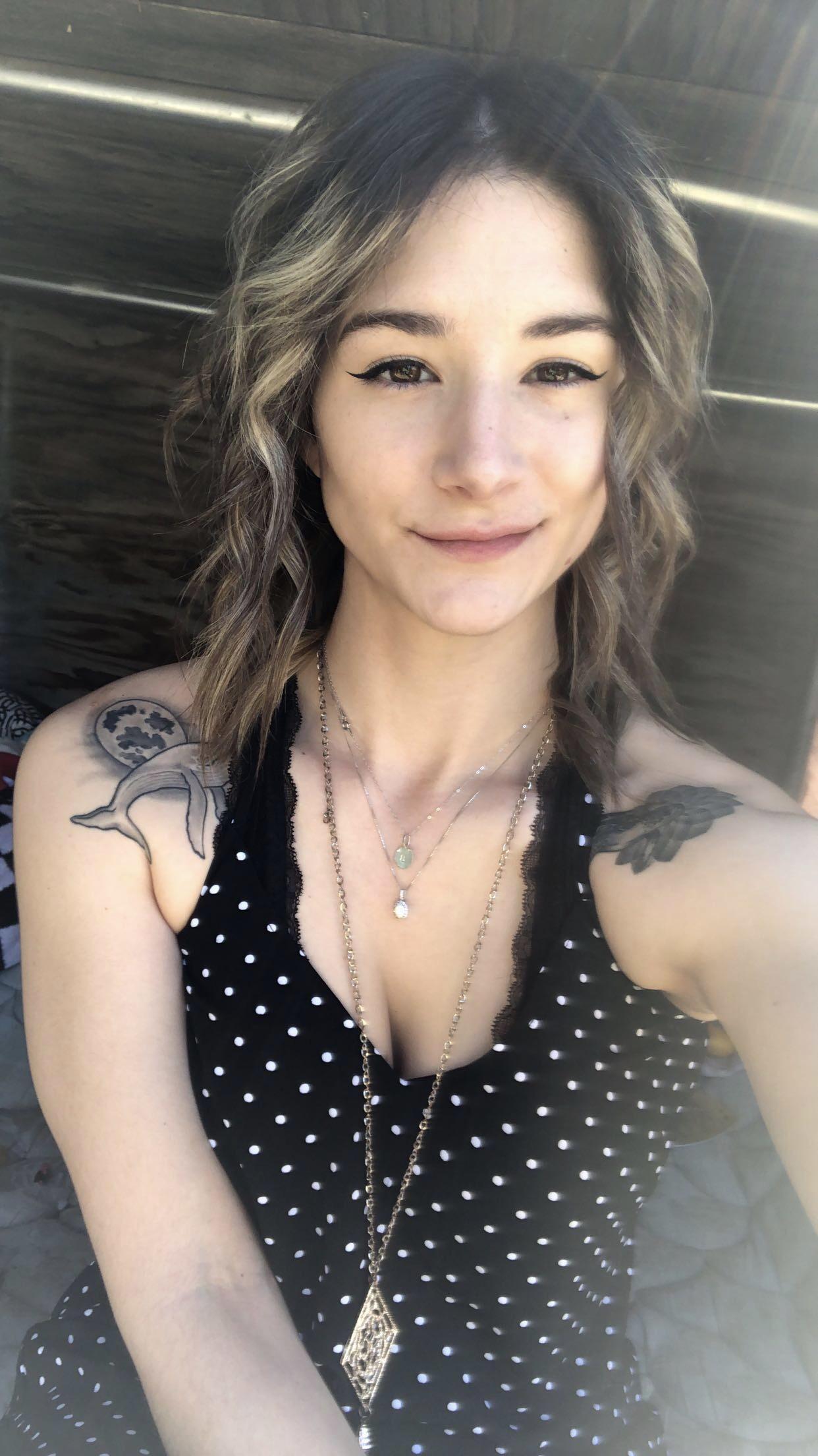 Happy Monday, my fellow lesbians ️ | Scrolller