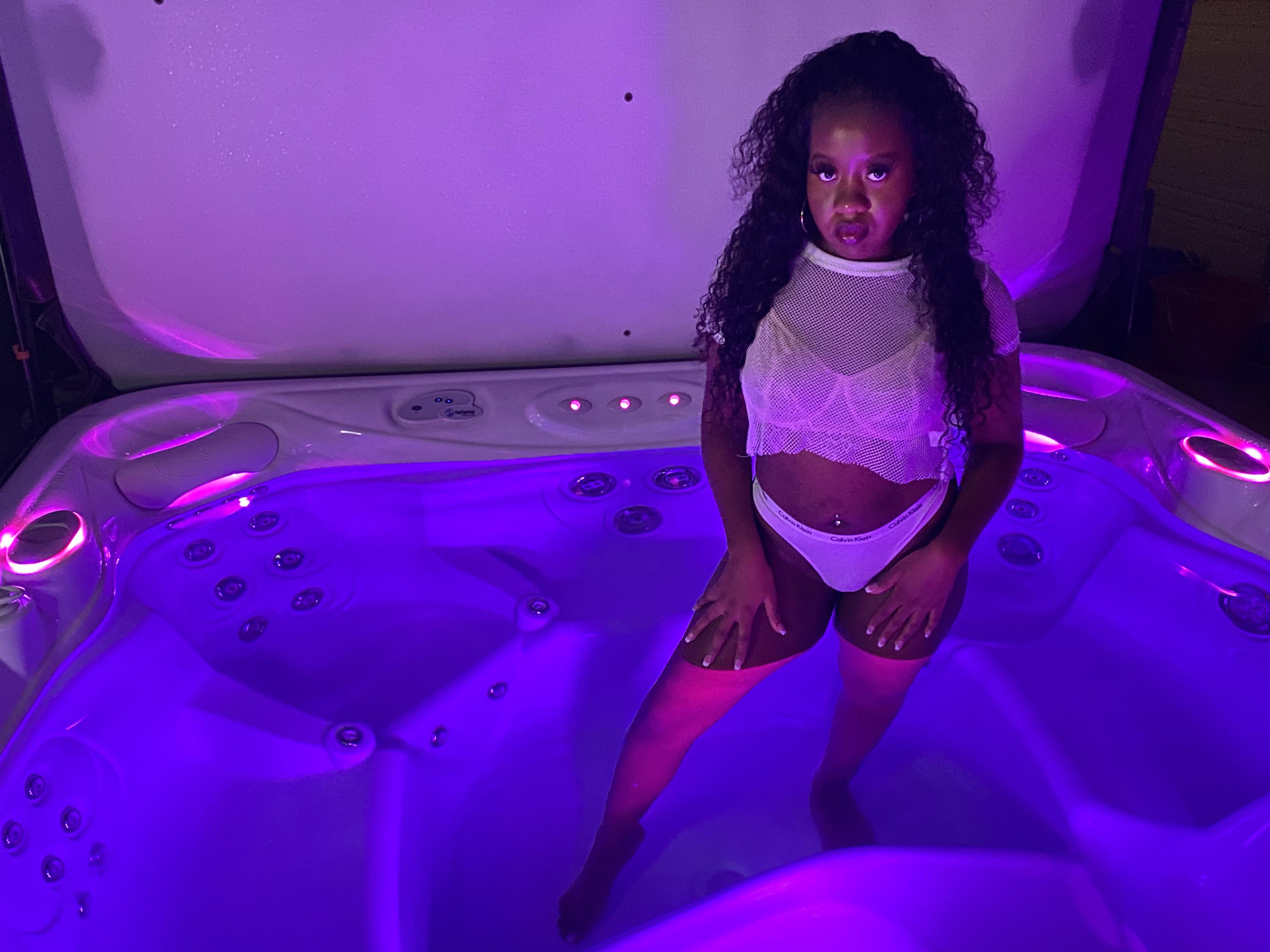 Having some fun in the hot tub | Scrolller