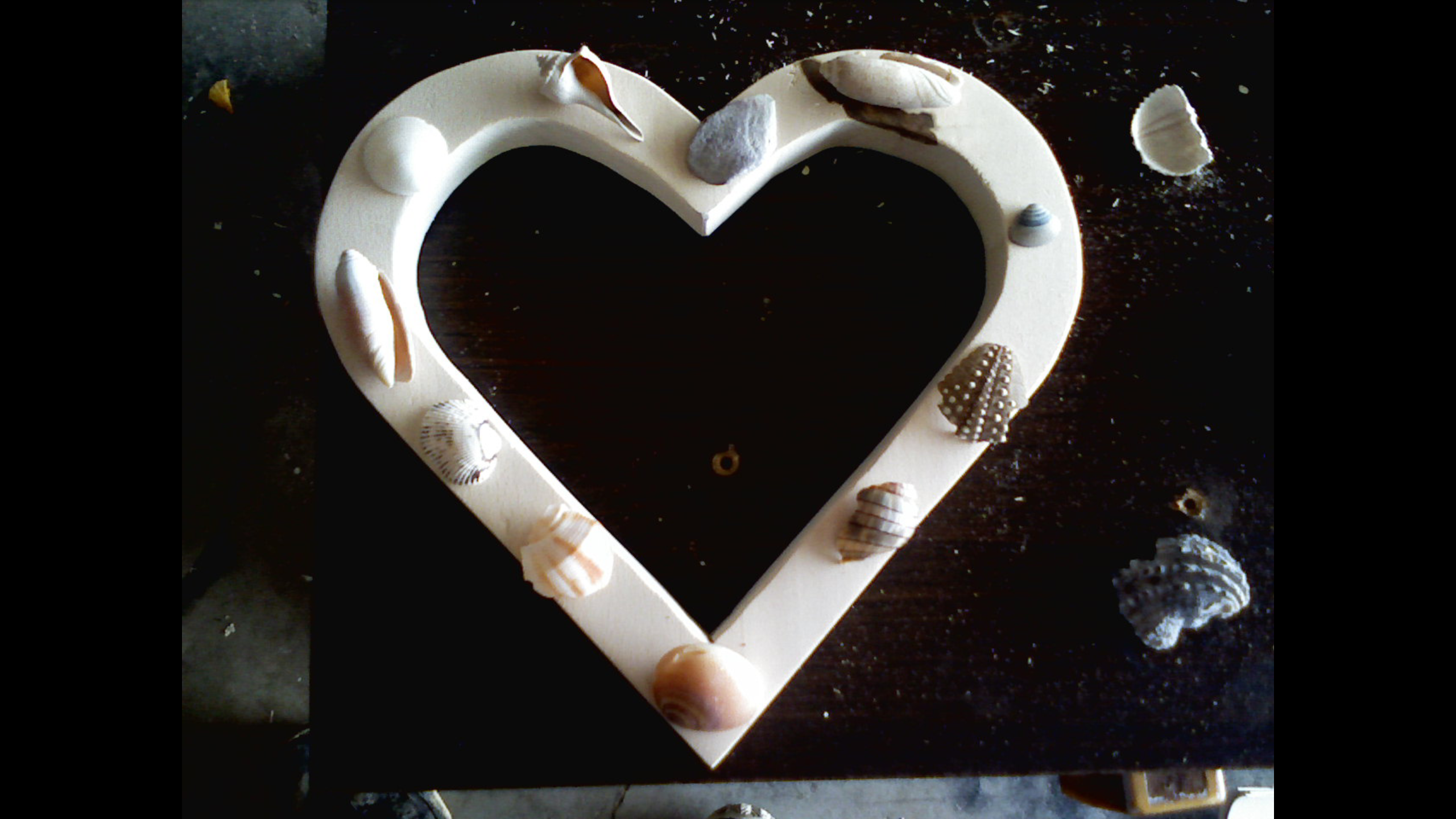 Heart photo frame with seashells | Scrolller