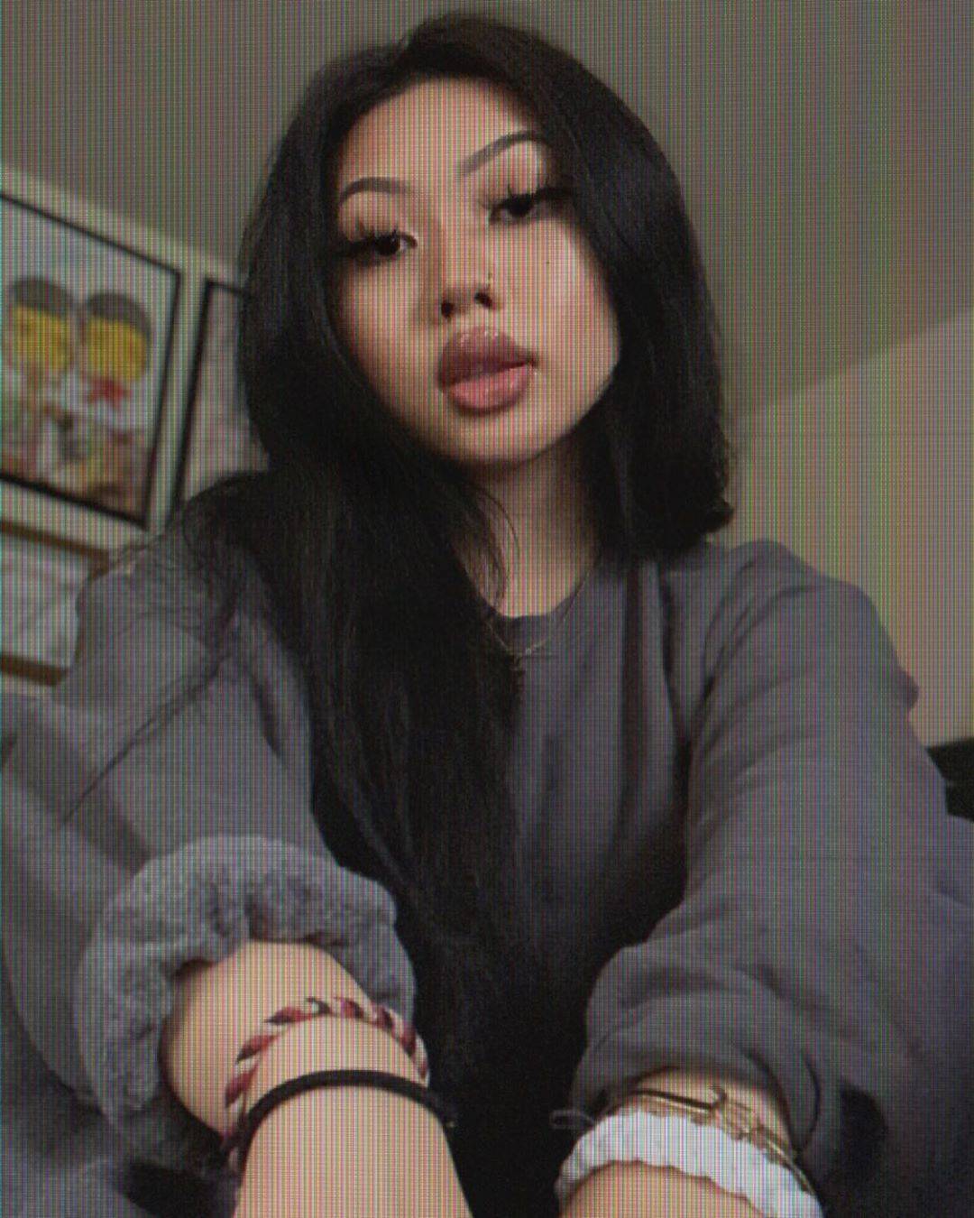 Heavy makeup, fat lips | Scrolller