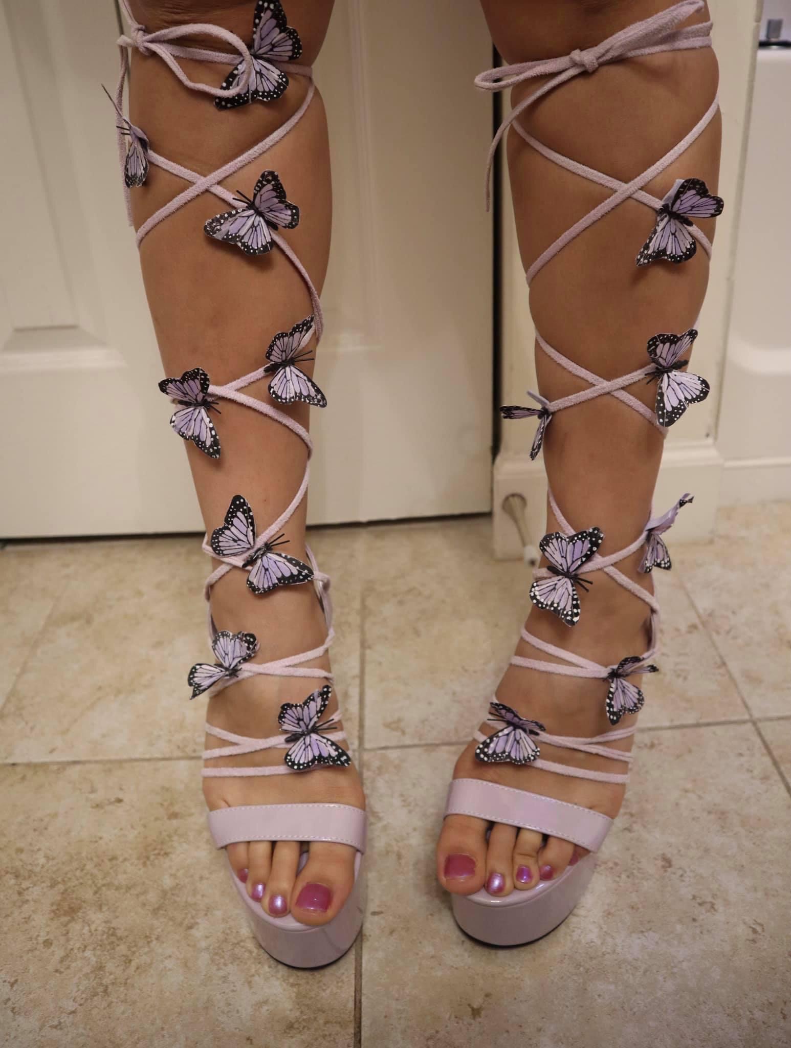 Hello 🥀 | Scrolller