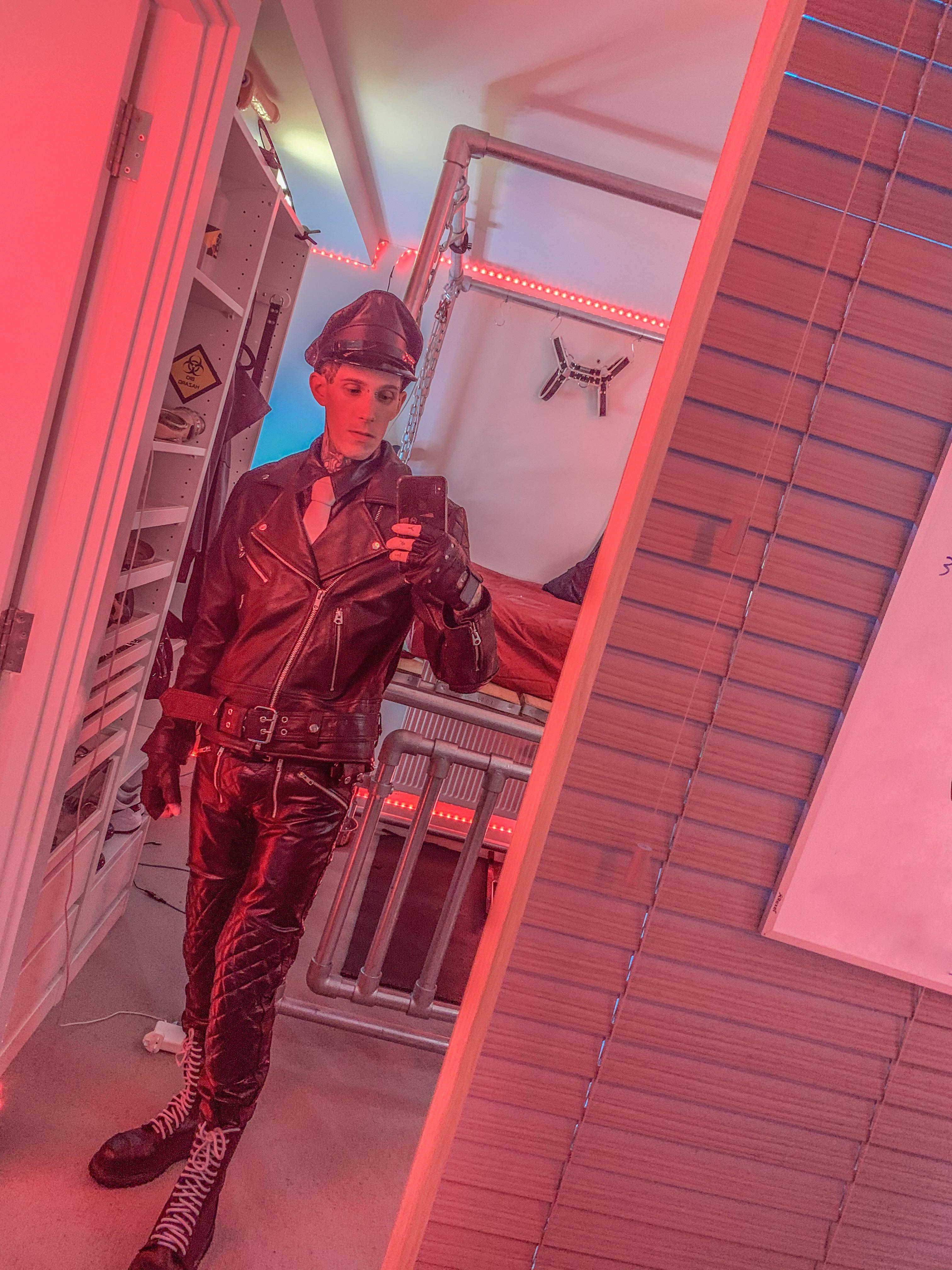 Hello bois 😜 | Scrolller